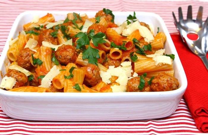 Rigatoni Com Mini Almôndegas e Tomate - Receitas Para Todos os Gostos